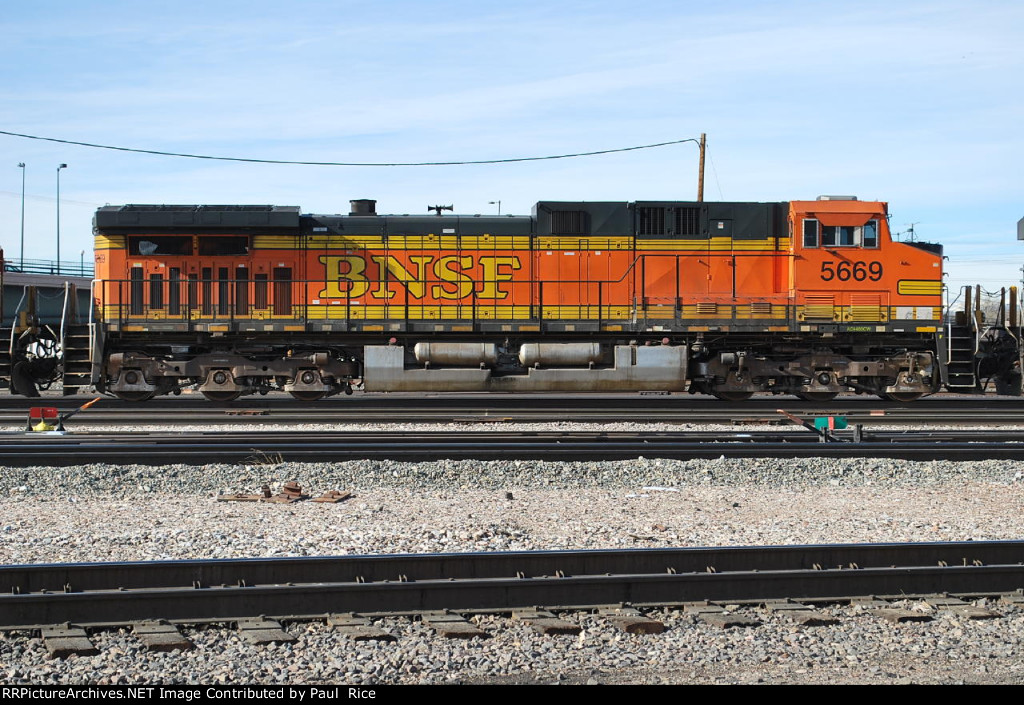 BNSF 5669